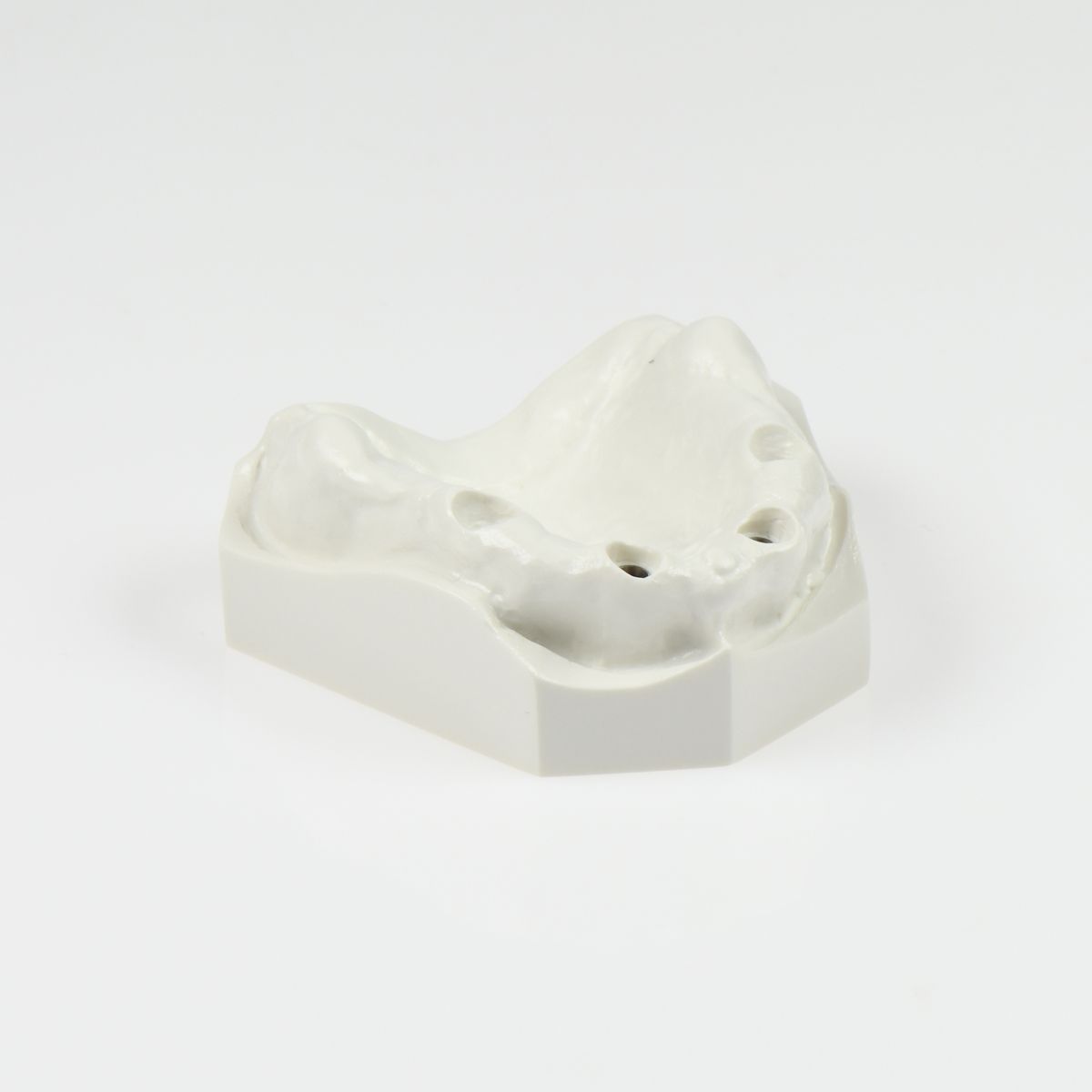 Lab model upper jaw edentulous, divergent implants, white | Straumann ...